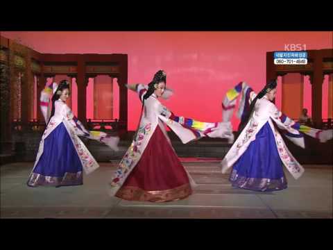 Taepyeongmu(태평무) Dance of the Kim Sunyoung artistic lineage | DanceUs.org