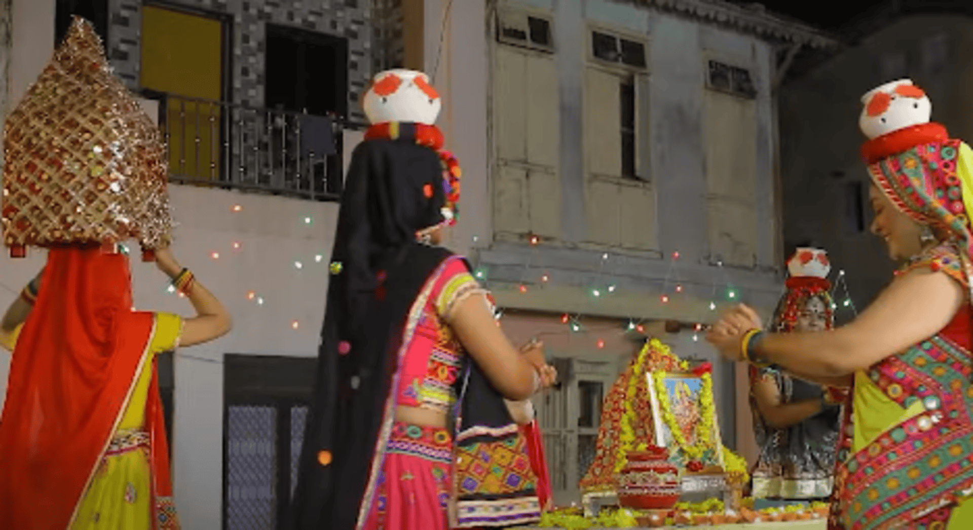 Garba dance in Gujarat India: Origin, History, Costumes, Style ...