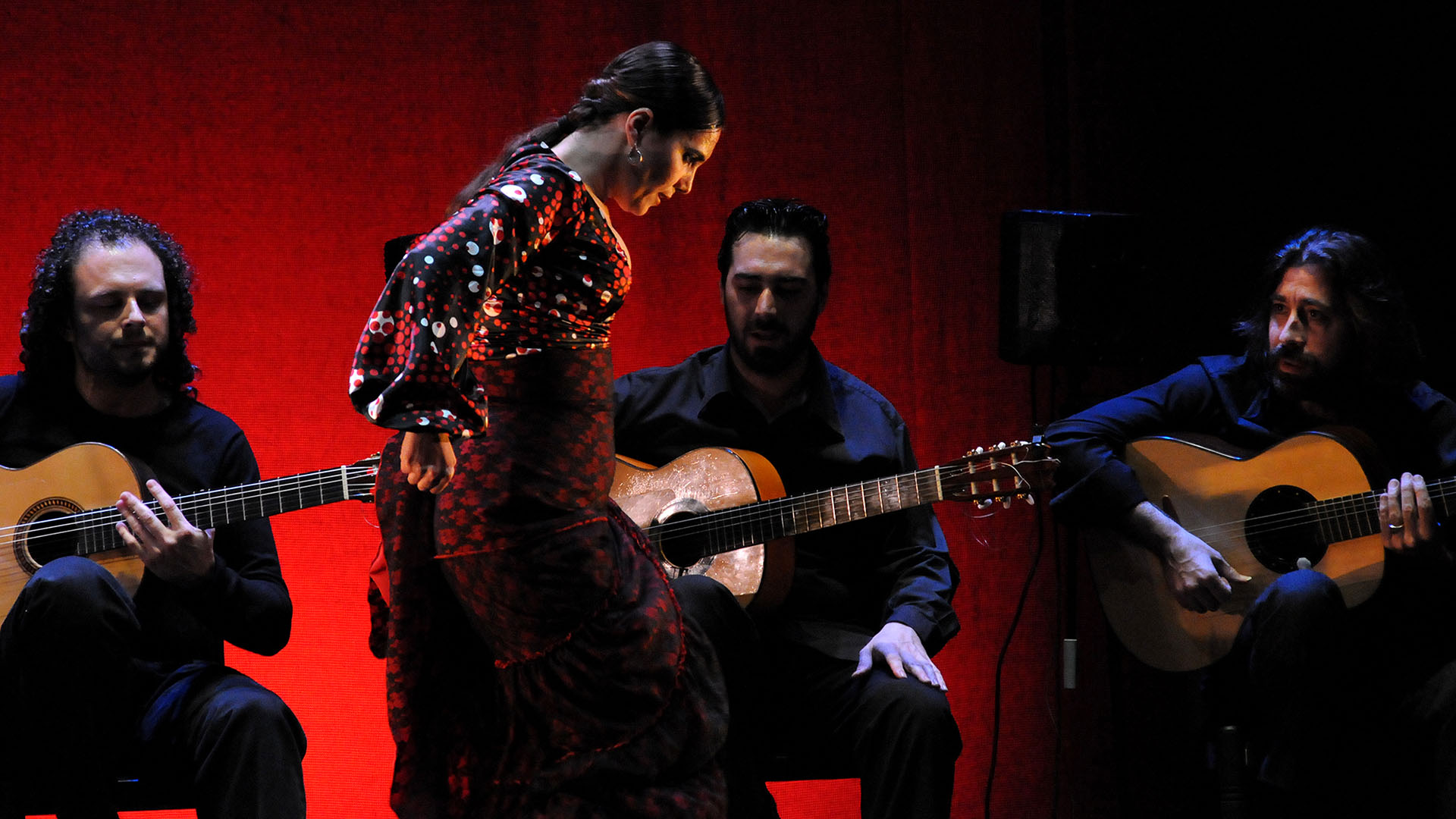 Who Leads in Flamenco? The Dancer-Guitarist Connection Explained ...